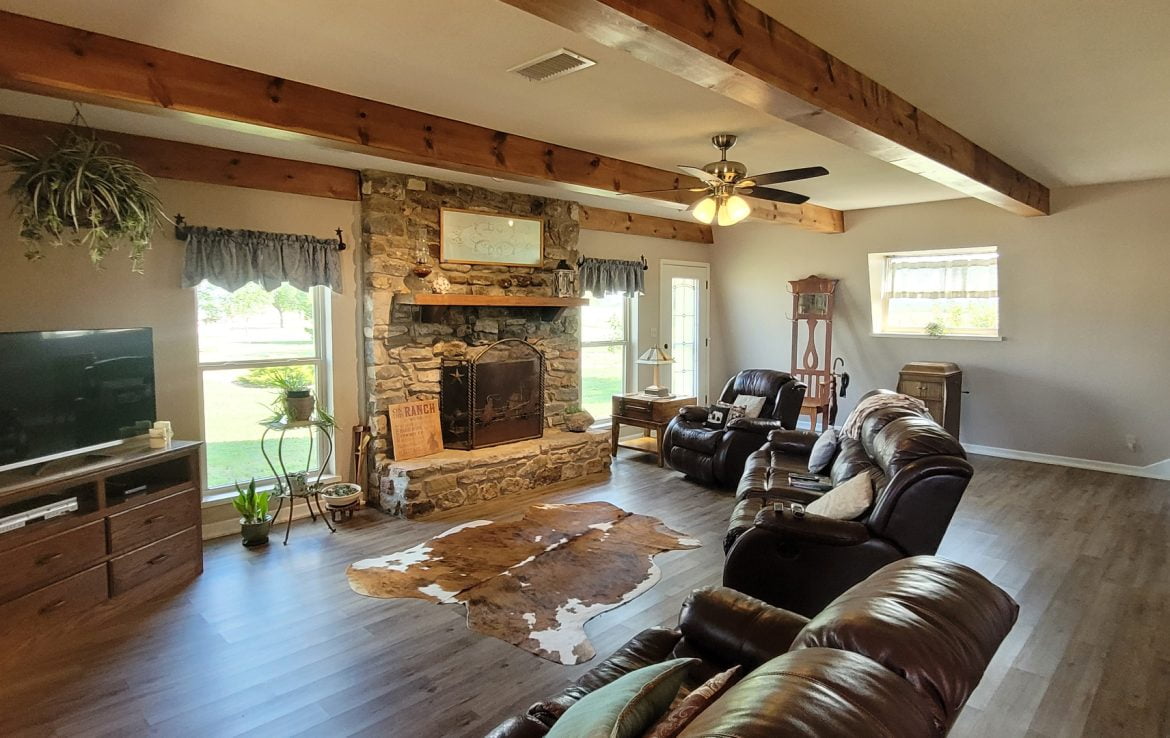 Luxurious Ranch Property with Pipe Working Pen Setup and Roping Arena